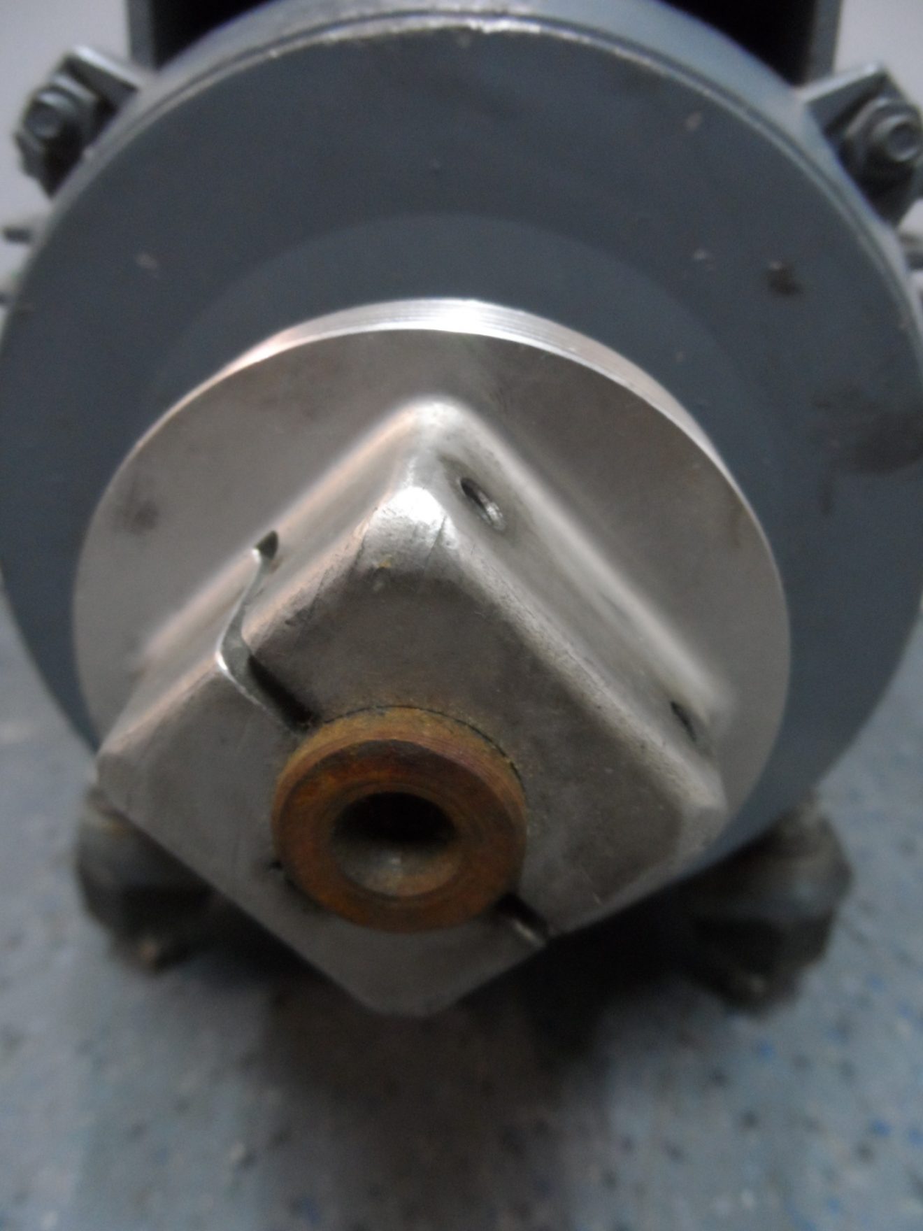 MOTOR TRIFÁSICO ASÍNCRONO AEG AM 80 KY6 - Oller Stocks