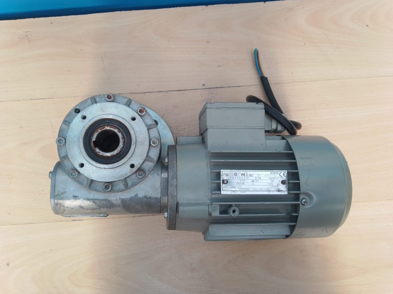 MOTOR REDUCTOR 0.37KW 1370RPM TRIFÁSICO - Oller Stocks