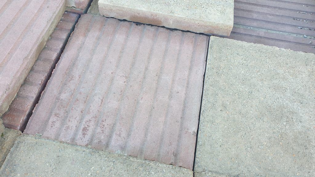 LOSA ADOQUIN CUADRADA RANURADA CEMENTO 20x20x2,5CM - Oller Stocks