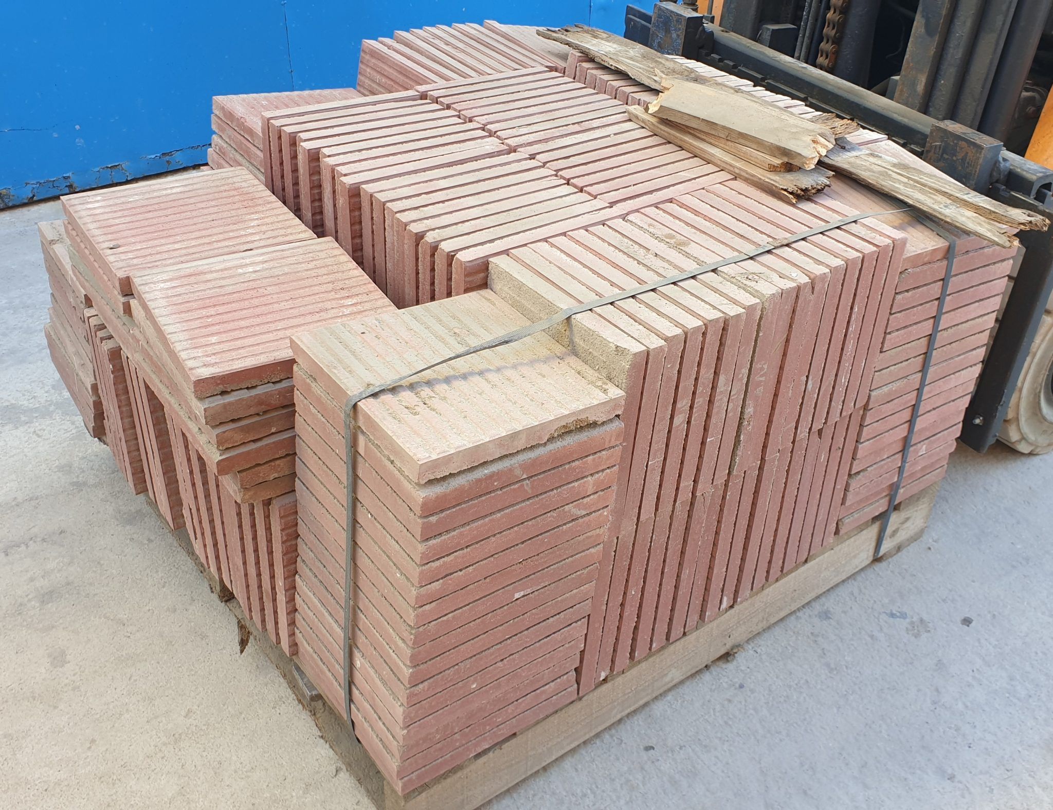 LOSA ADOQUIN CUADRADA RANURADA CEMENTO 25x25x2,5CM - Oller Stocks