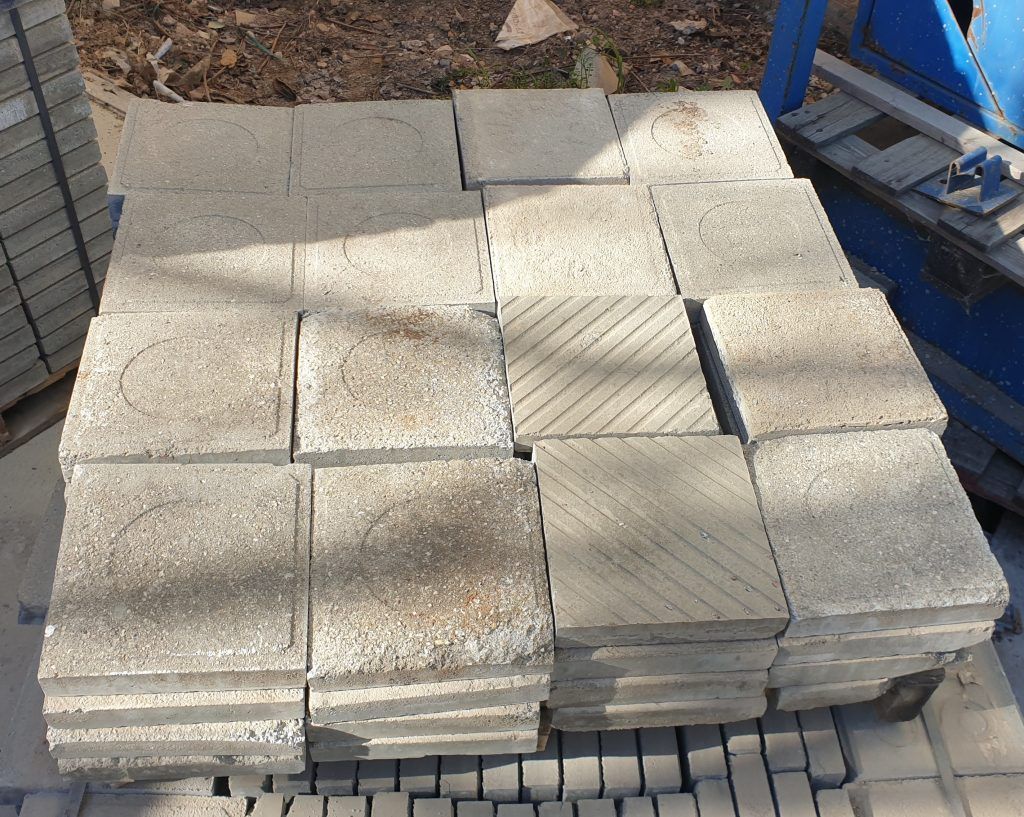 LOSA ADOQUIN CUADRADA RANURADA CEMENTO 25x25x2,5CM - Oller Stocks