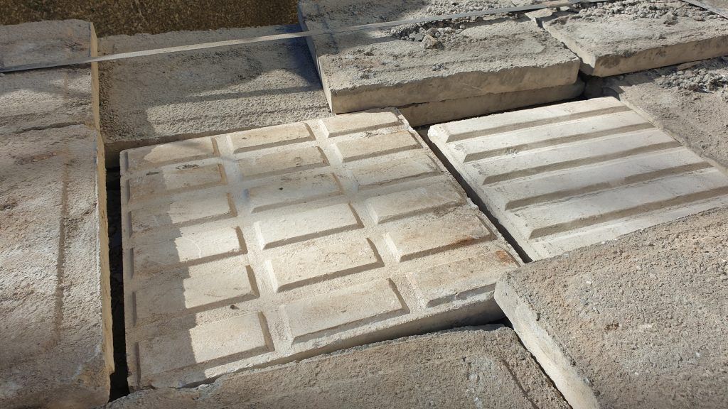 LOSA ADOQUIN CUADRADA RANURADA CEMENTO 25x25x2,5CM - Oller Stocks